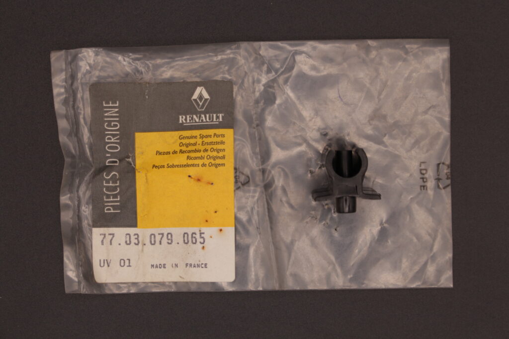 Agrafe de maintien de tablette arrière - R4 - L'Atelier du Losange